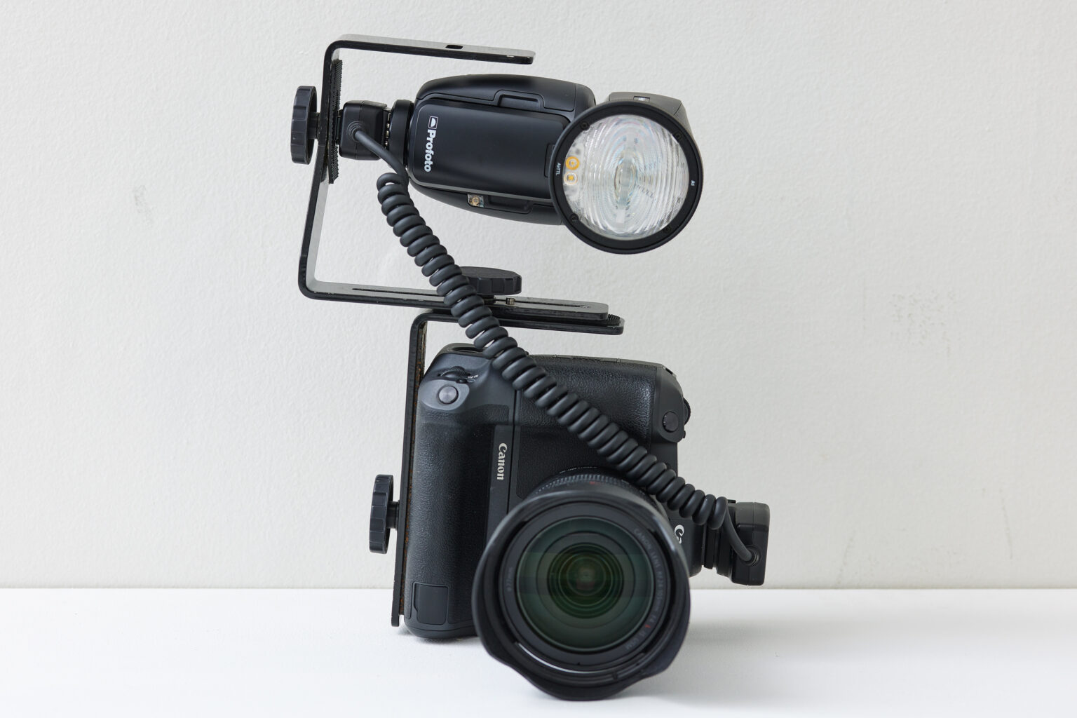 クリップオンストロボをワンタッチで縦位置に切り替えられるストロボブラケット：Custom Brackets RF-PRO レビュー ...
