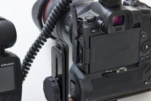 クリップオンストロボをワンタッチで縦位置に切り替えられるストロボブラケット：Custom Brackets RF-PRO レビュー ...