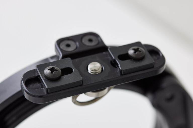 クリップオンストロボをワンタッチで縦位置に切り替えられるストロボブラケット：Custom Brackets RF-PRO レビュー ...