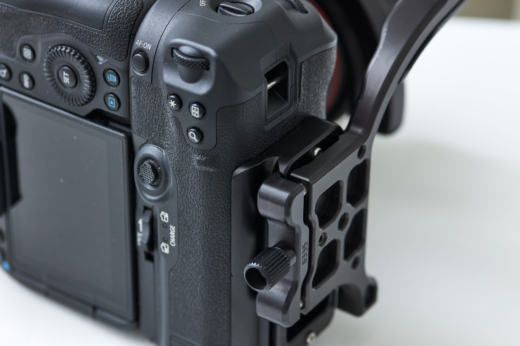 クリップオンストロボをワンタッチで縦位置に切り替えられるストロボブラケット：Custom Brackets RF-PRO レビュー ...