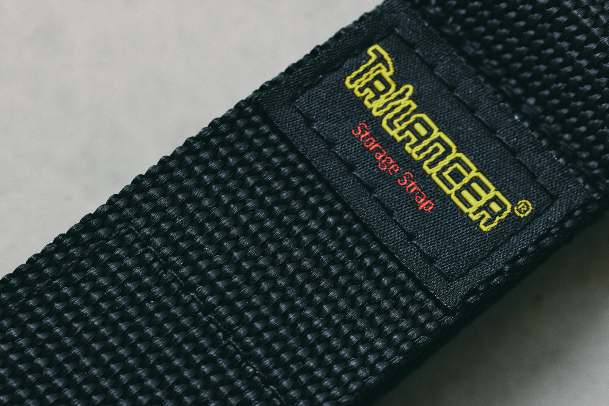 TRILANCER収納ストラップでケーブルを束ねて吊るして便利に使う | Tanaka Blog