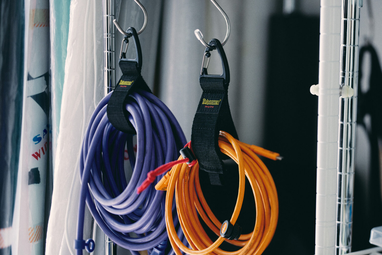 TRILANCER収納ストラップでケーブルを束ねて吊るして便利に使う | Tanaka Blog