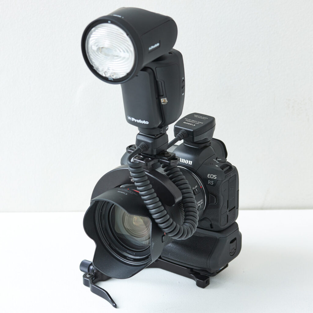 クリップオンストロボをワンタッチで縦位置に切り替えられるストロボブラケット：Custom Brackets RF-PRO レビュー ...